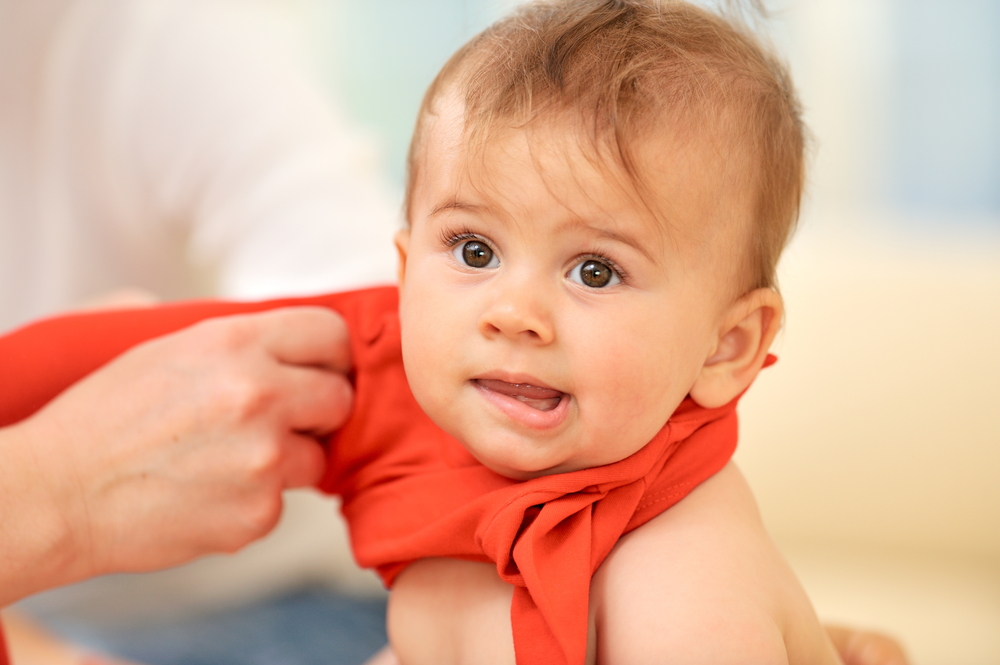 5 trucuri ca să-l îmbraci mai ușor - REVISTA BABY: Pentru părinti și copii