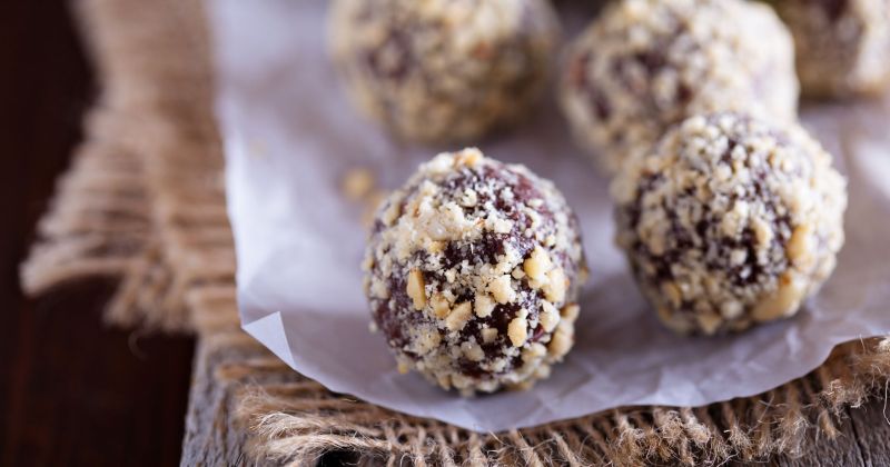 Bulgări cu unt de arahide şi ovăz, fără coacere