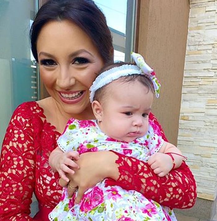 Andra, nașă de ziua ei. Cât de frumoasă a fost la botezul fetiței lui ...