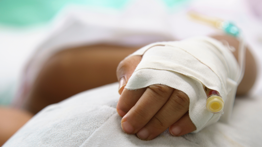 Copil cu leucemie, plimbat intre spitale pana a ajuns in moarte clinica ...