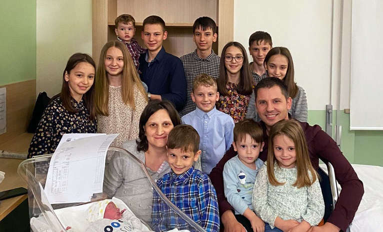 O familie de români, stabilită în Italia, a anunțat venirea pe lume a ...